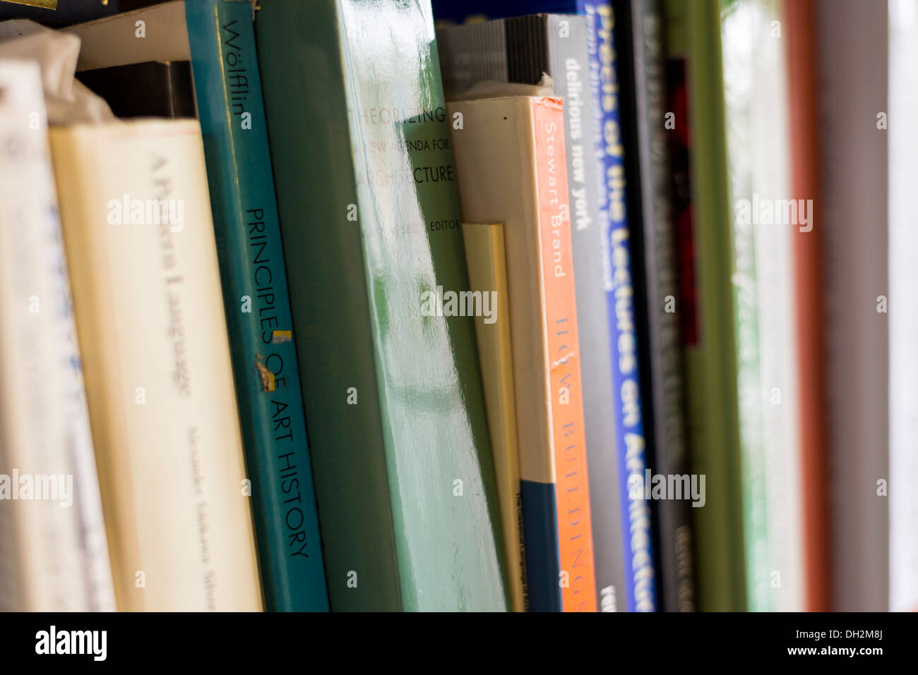Row of books on shelf hi-res stock photography and images - Alamy