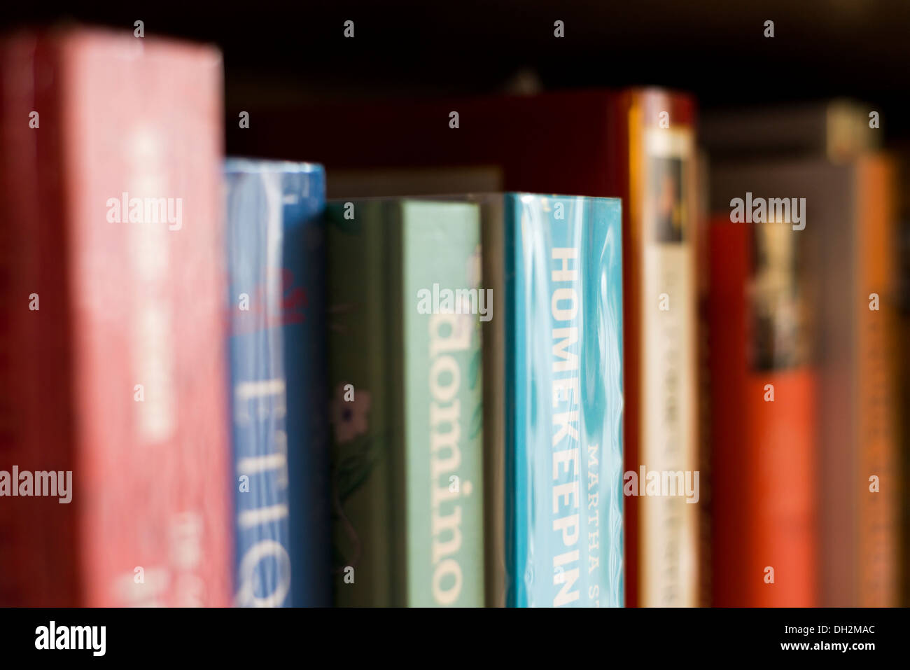Row of books on shelf hi-res stock photography and images - Alamy