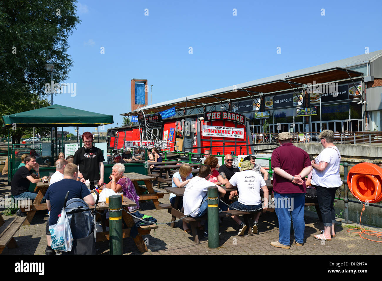 Outdoor terrace at The Barge Inn, Riverhead, Grimsby, Lincolnshire ...