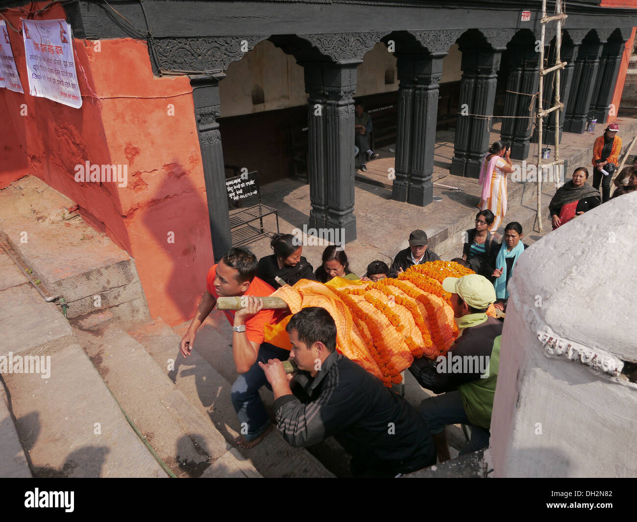 Cremation dead body burning ghats hi-res stock photography and images ...