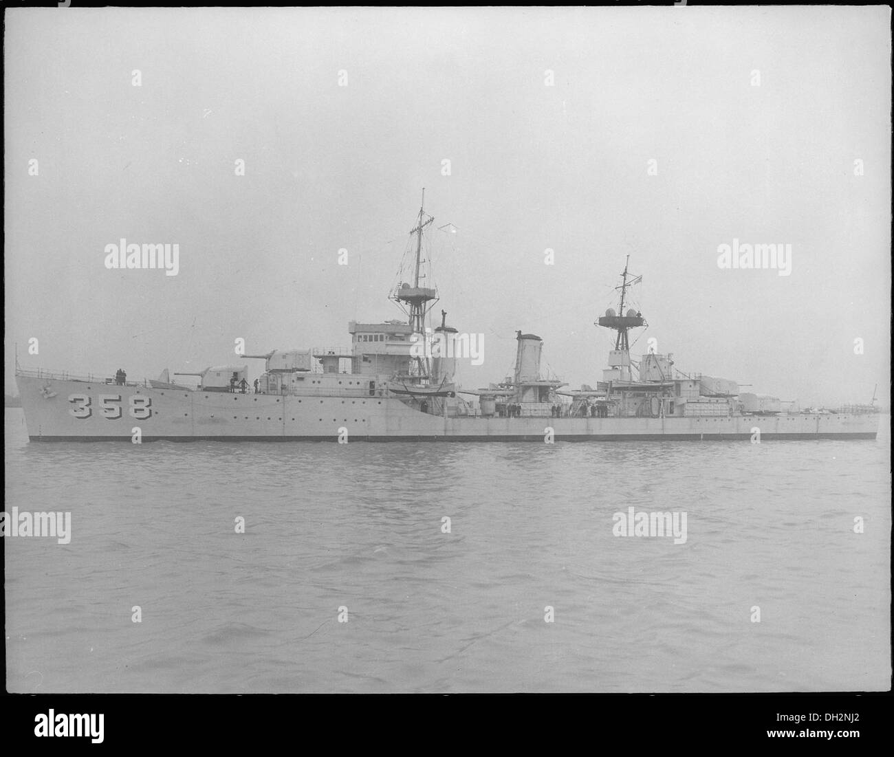 A photograph showing the port side of the USS Winslow (DD-359), a U.S ...