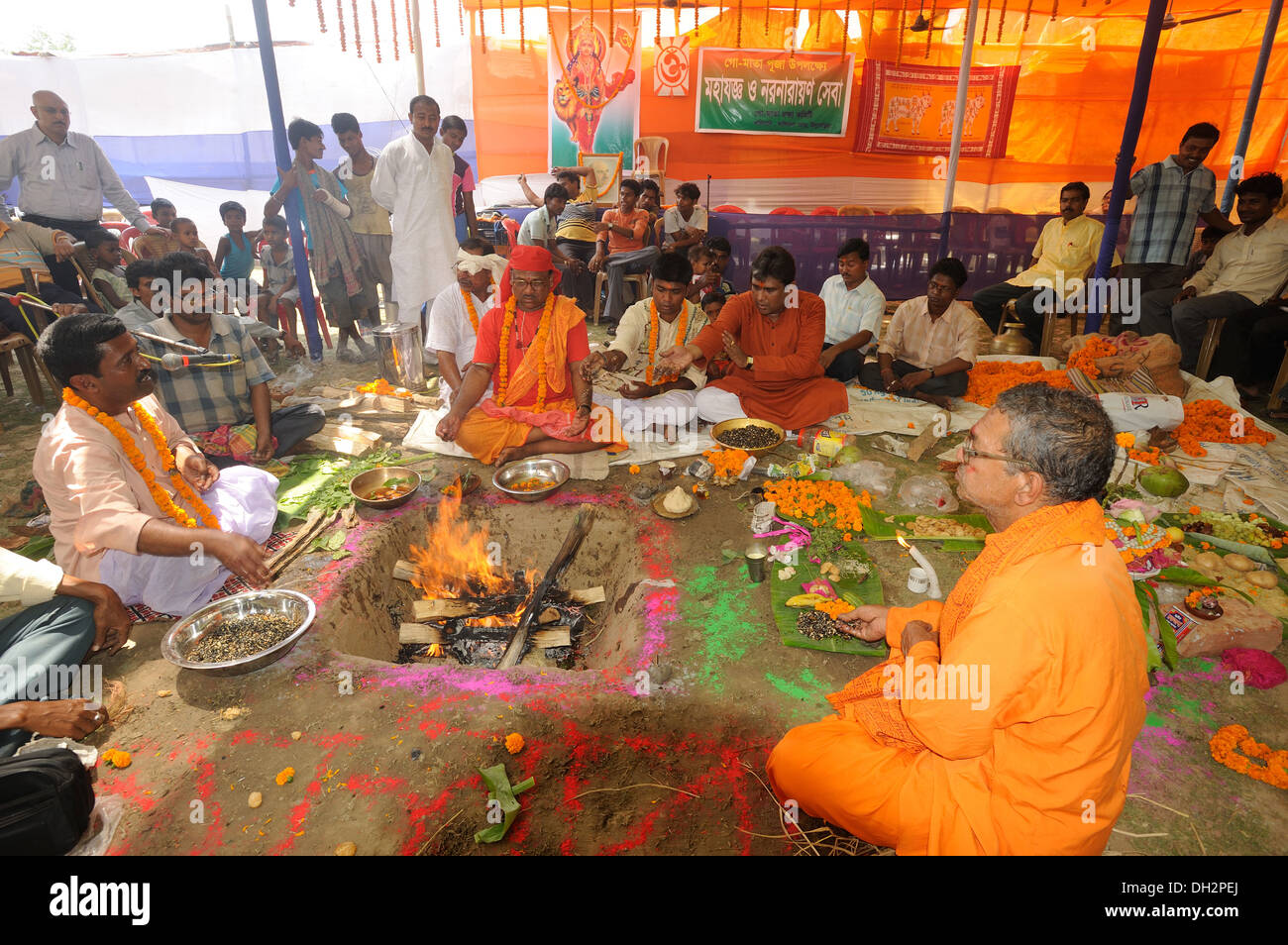 havan yagya fire ceremony by political party BJP candidate at Uluberia ...