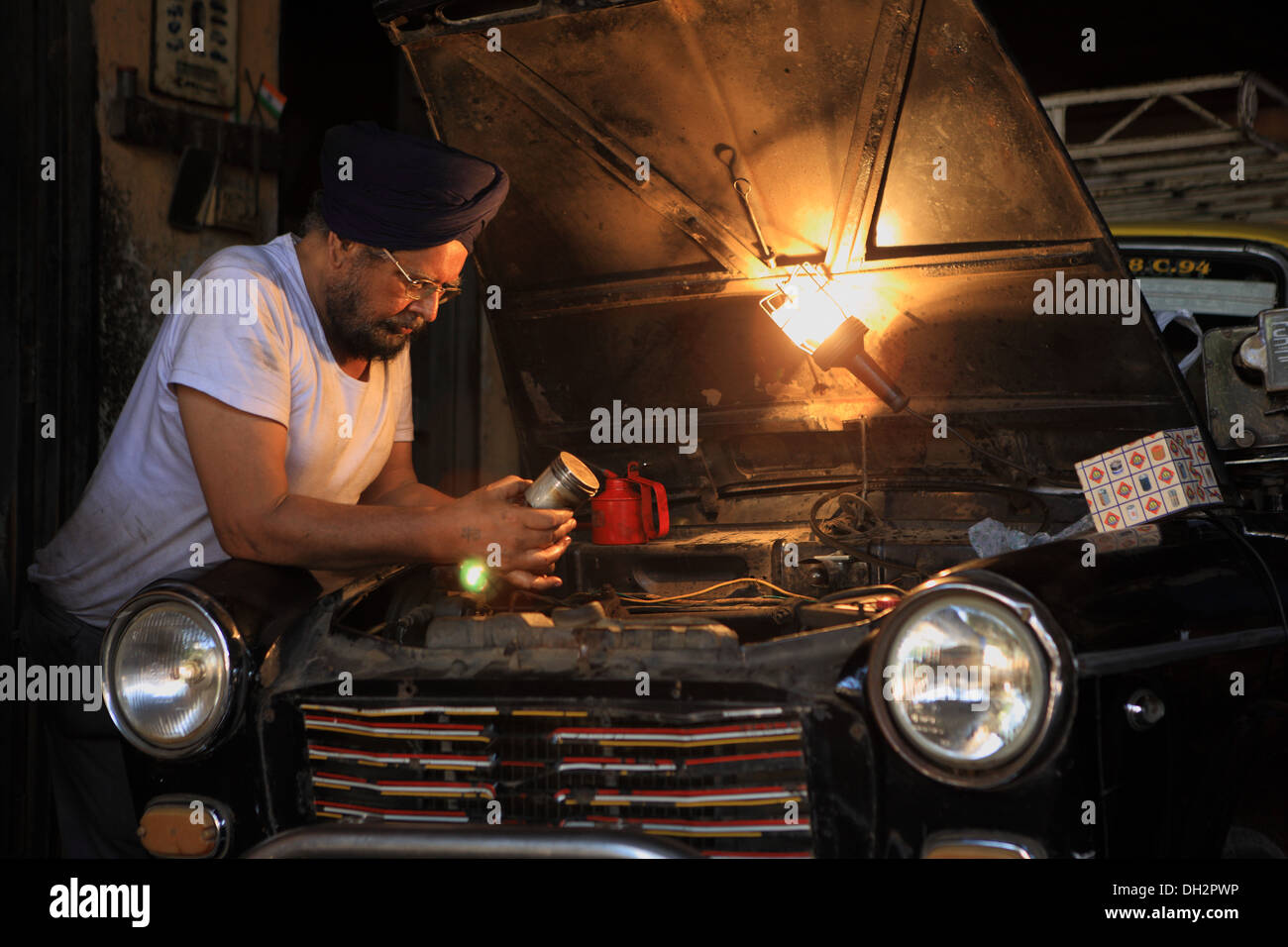 Man repairing taxi hi-res stock photography and images - Alamy