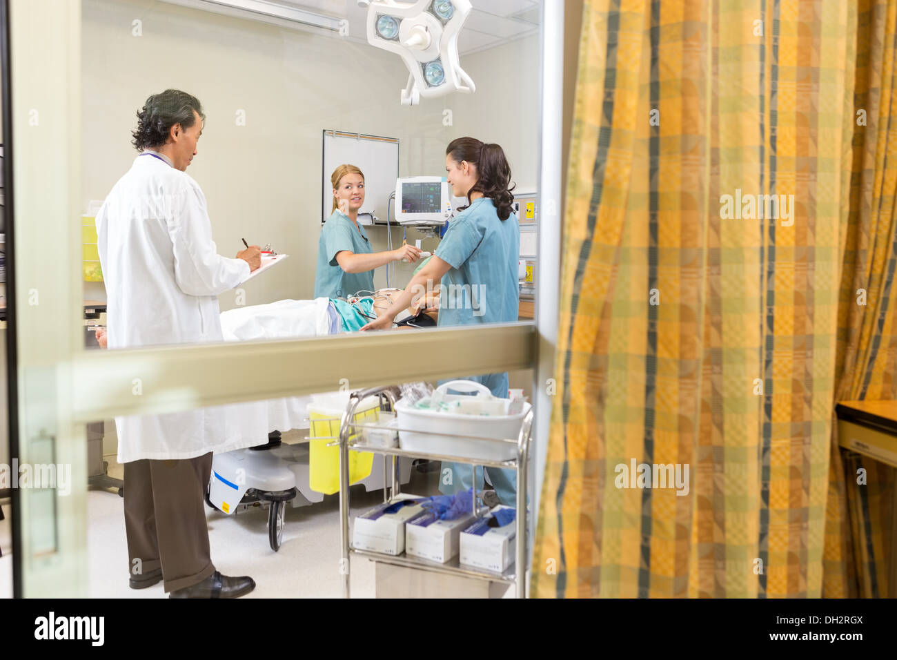 Doctor And Nurses Treating Patient Stock Photo - Alamy