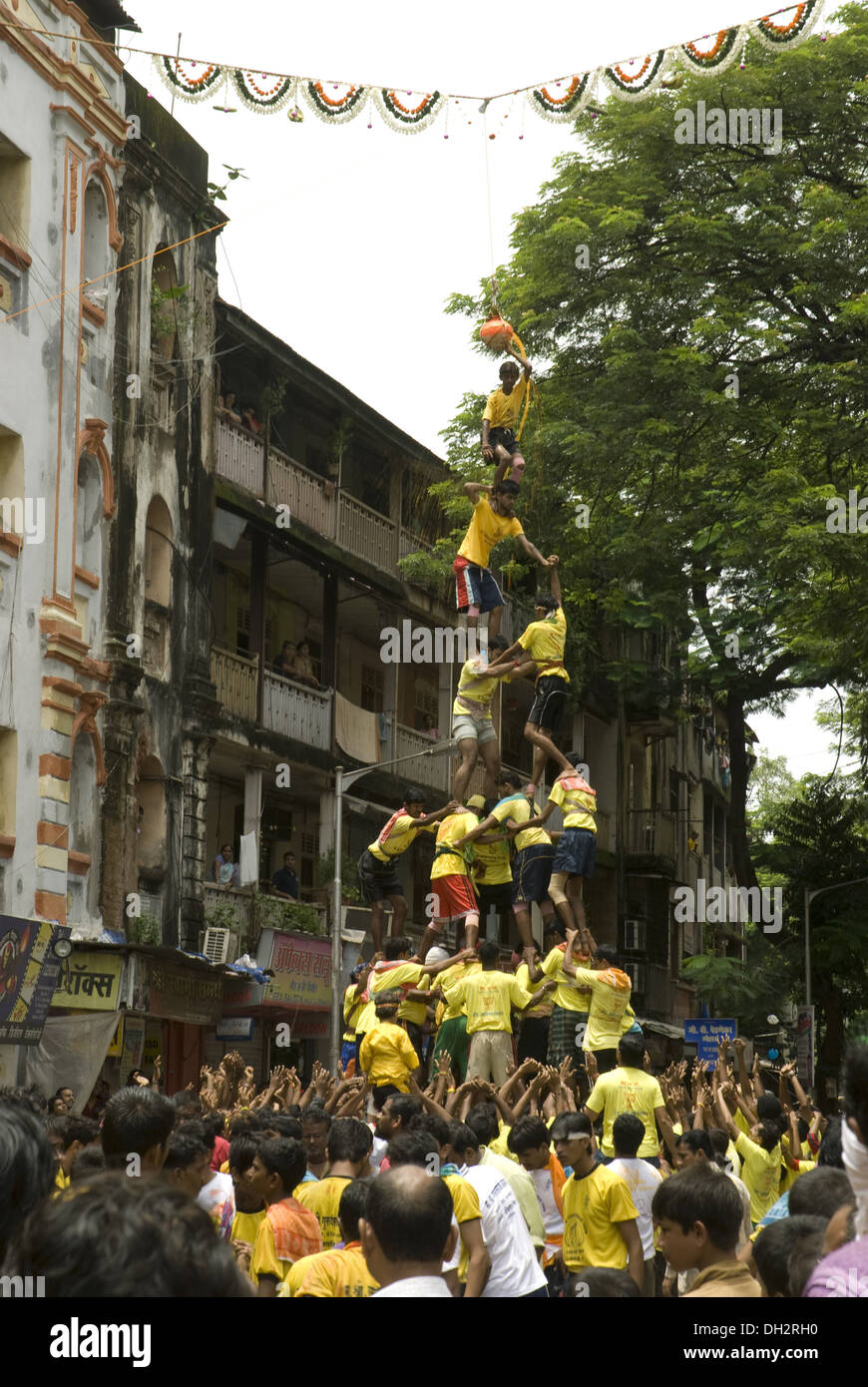 Human pyramid janmashtami festival dadar hi-res stock photography and ...