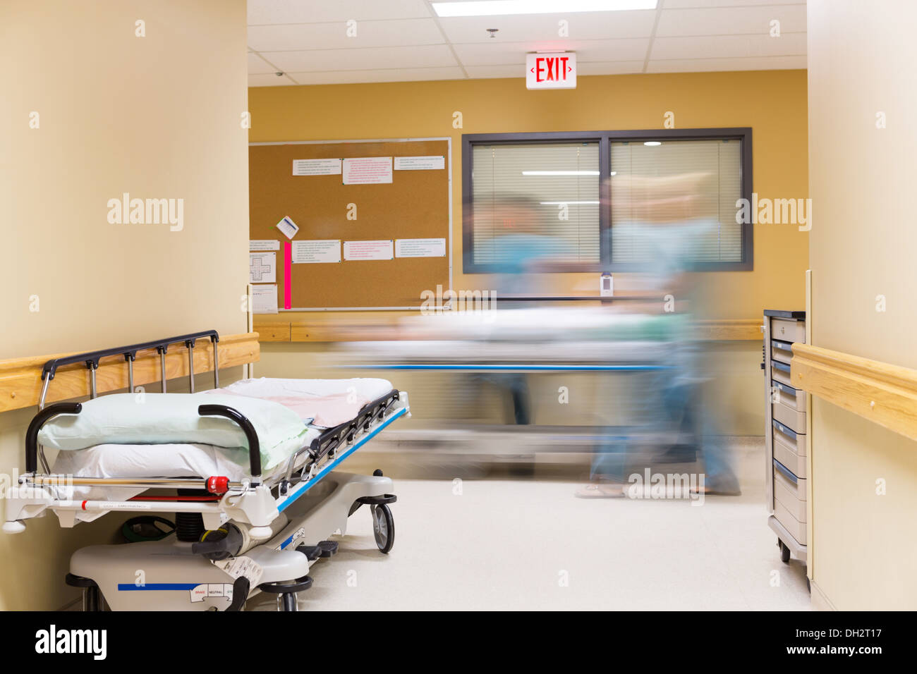 Busy hospital ward hi-res stock photography and images - Alamy