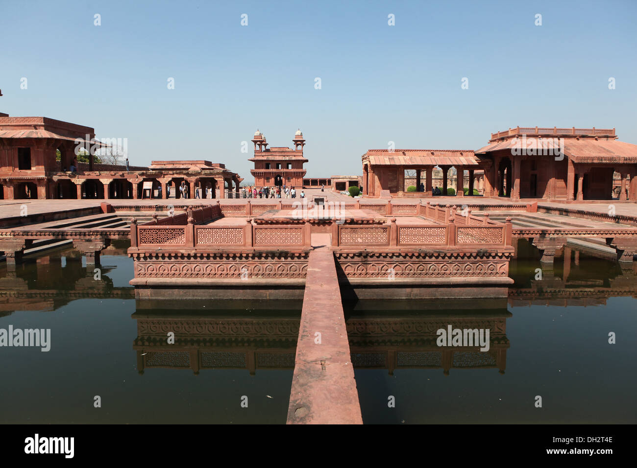 Abdar Khana building and the Anoop Talao water basin, Fatehpur Sikri ...