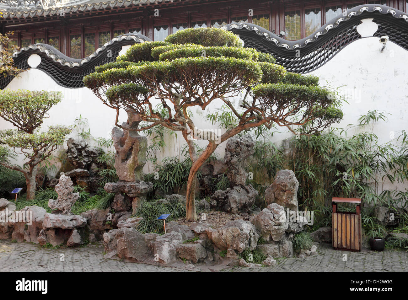 Traditional chinese architecture in Yuyuan Garden, Shanghai China Stock ...