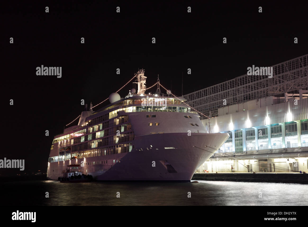 Cruise liner in Hong Kong at night Stock Photo - Alamy