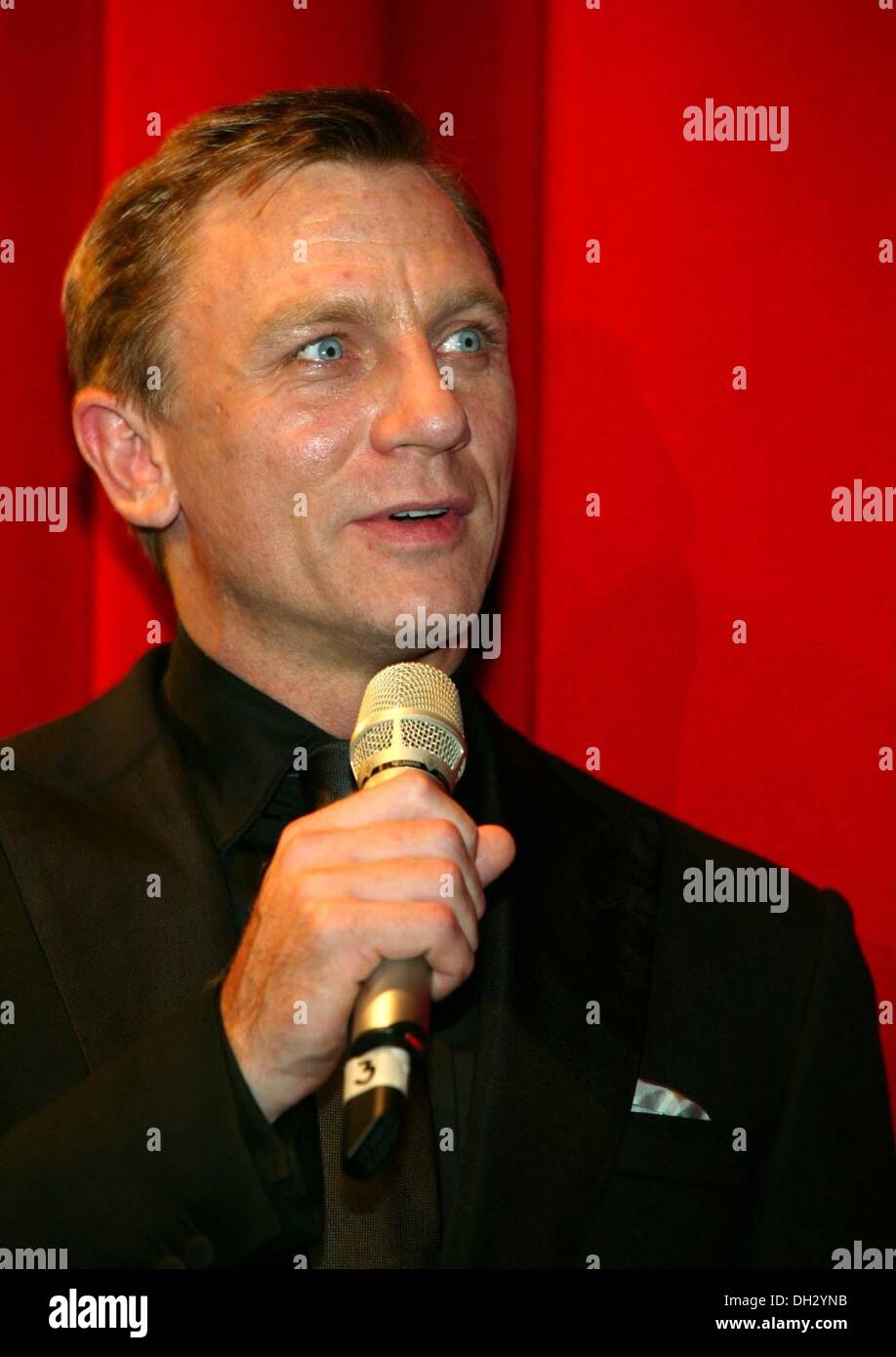 Daniel Craig at the German premiere of "Casino Royal" on the 21st of ...