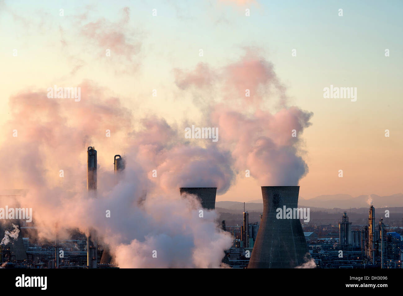 Refinery chimneys hi-res stock photography and images - Alamy