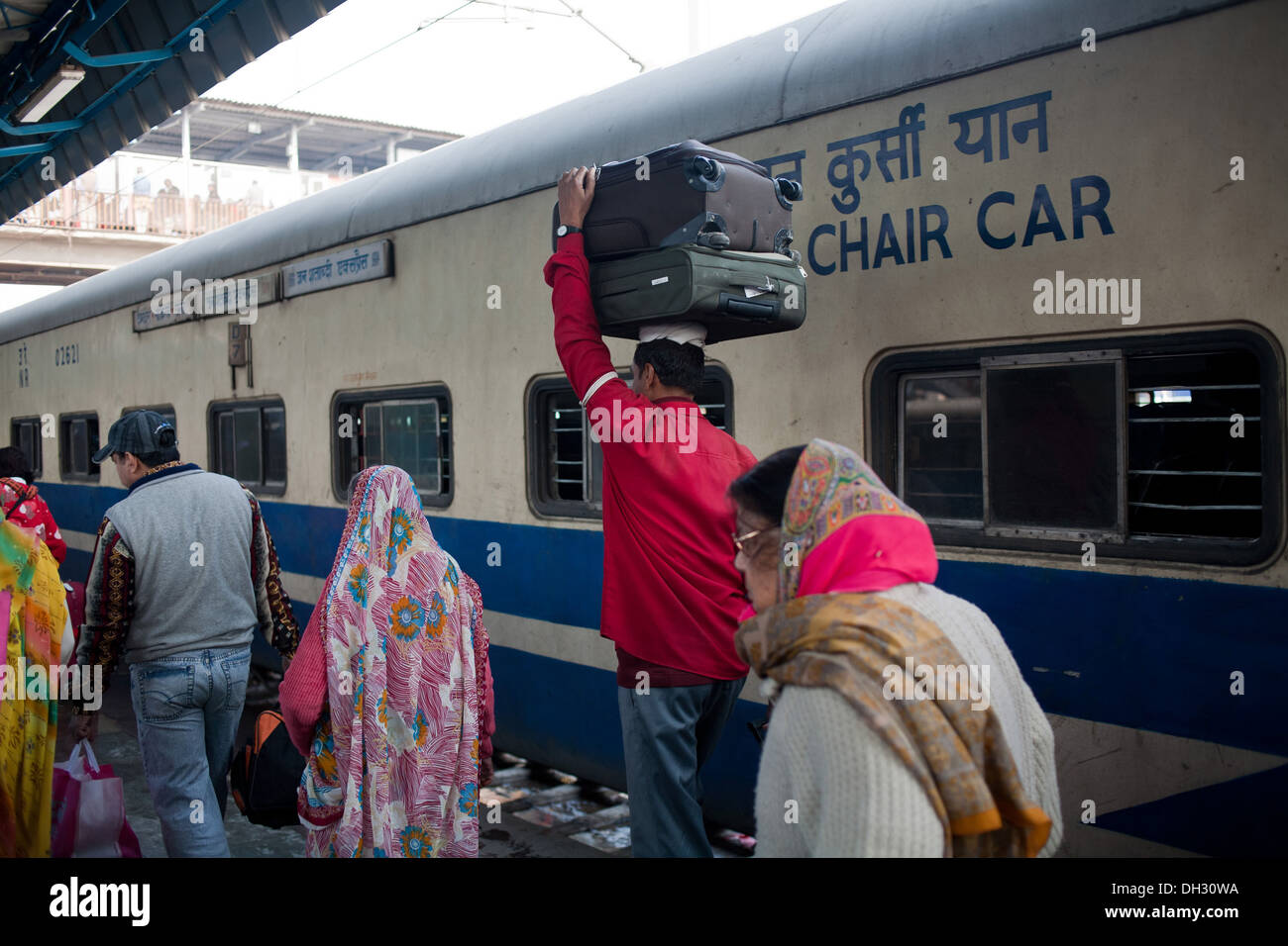 Railway porter hi-res stock photography and images - Alamy