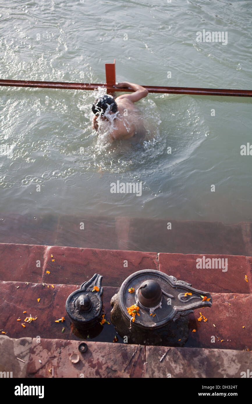 Men bathing in river haridwar hi-res stock photography and images - Alamy