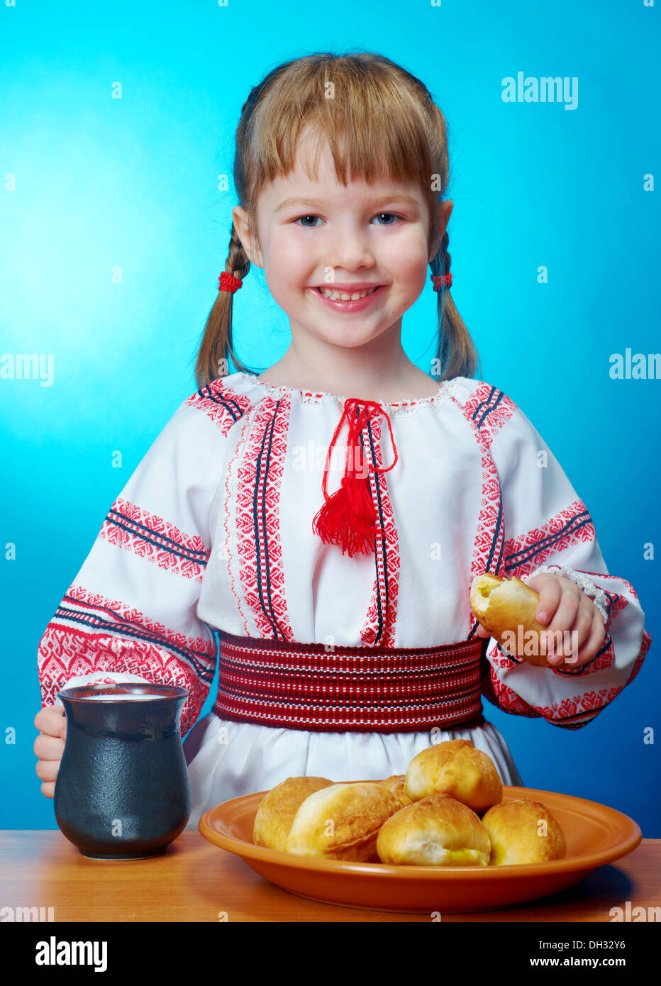 girl eats homemade pie Stock Photo - Alamy