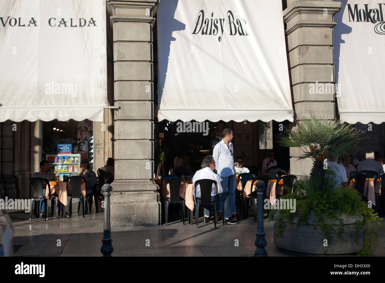 Via roma arcade hi-res stock photography and images - Alamy