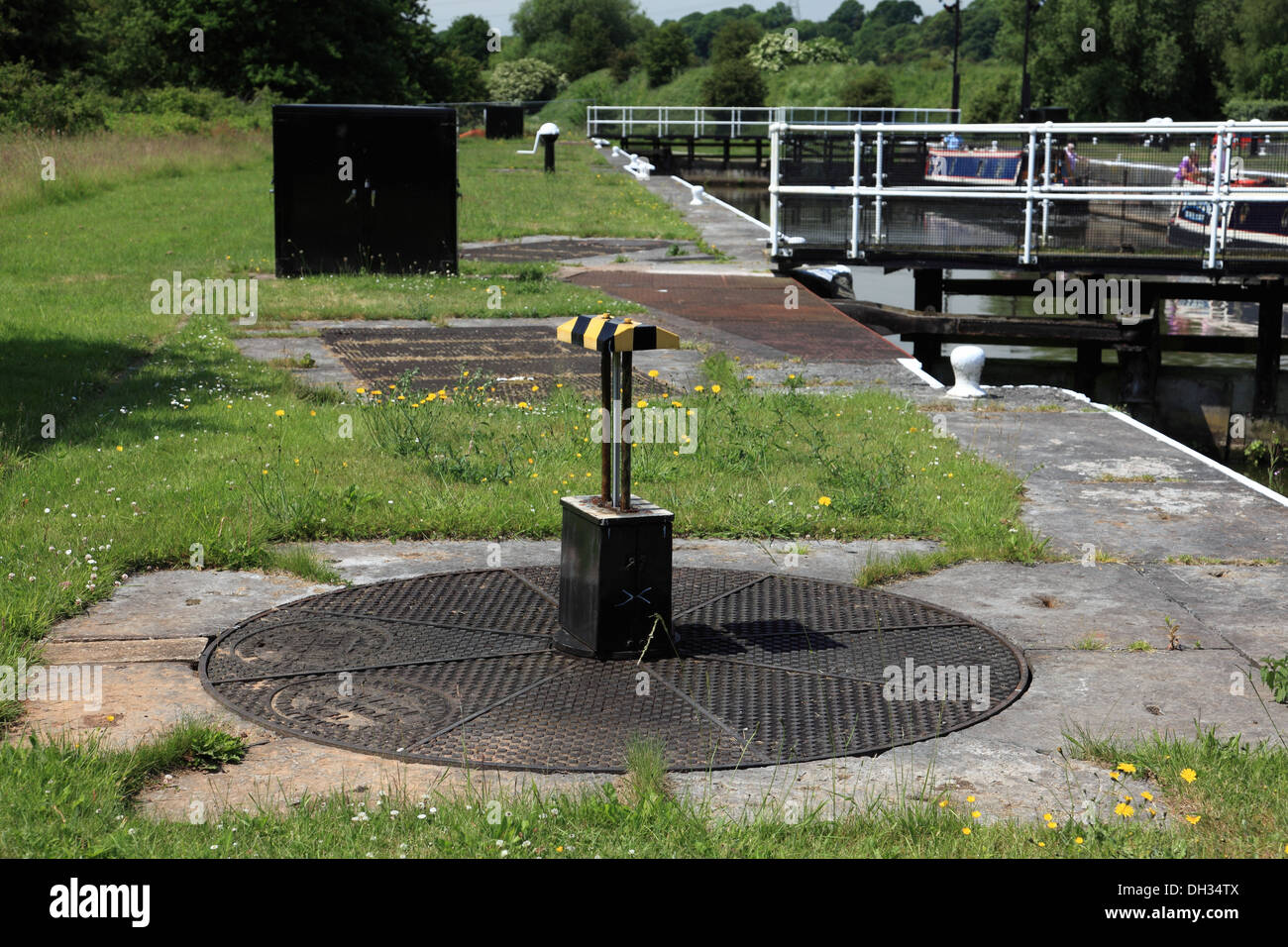 Saltersford Locks sluice Stock Photo - Alamy