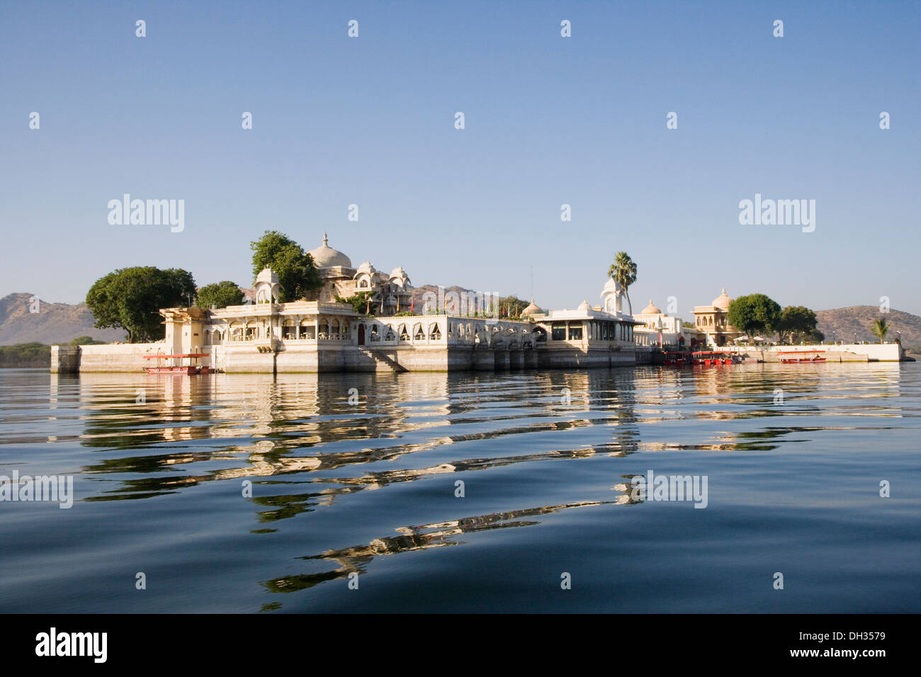 Temple with a mosque in a lake, Lake Pichola, Udaipur, Rajasthan, India ...