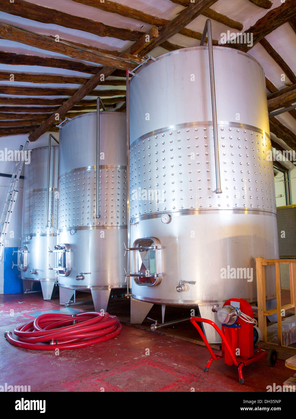 Stainless steel vats wine hi-res stock photography and images - Alamy