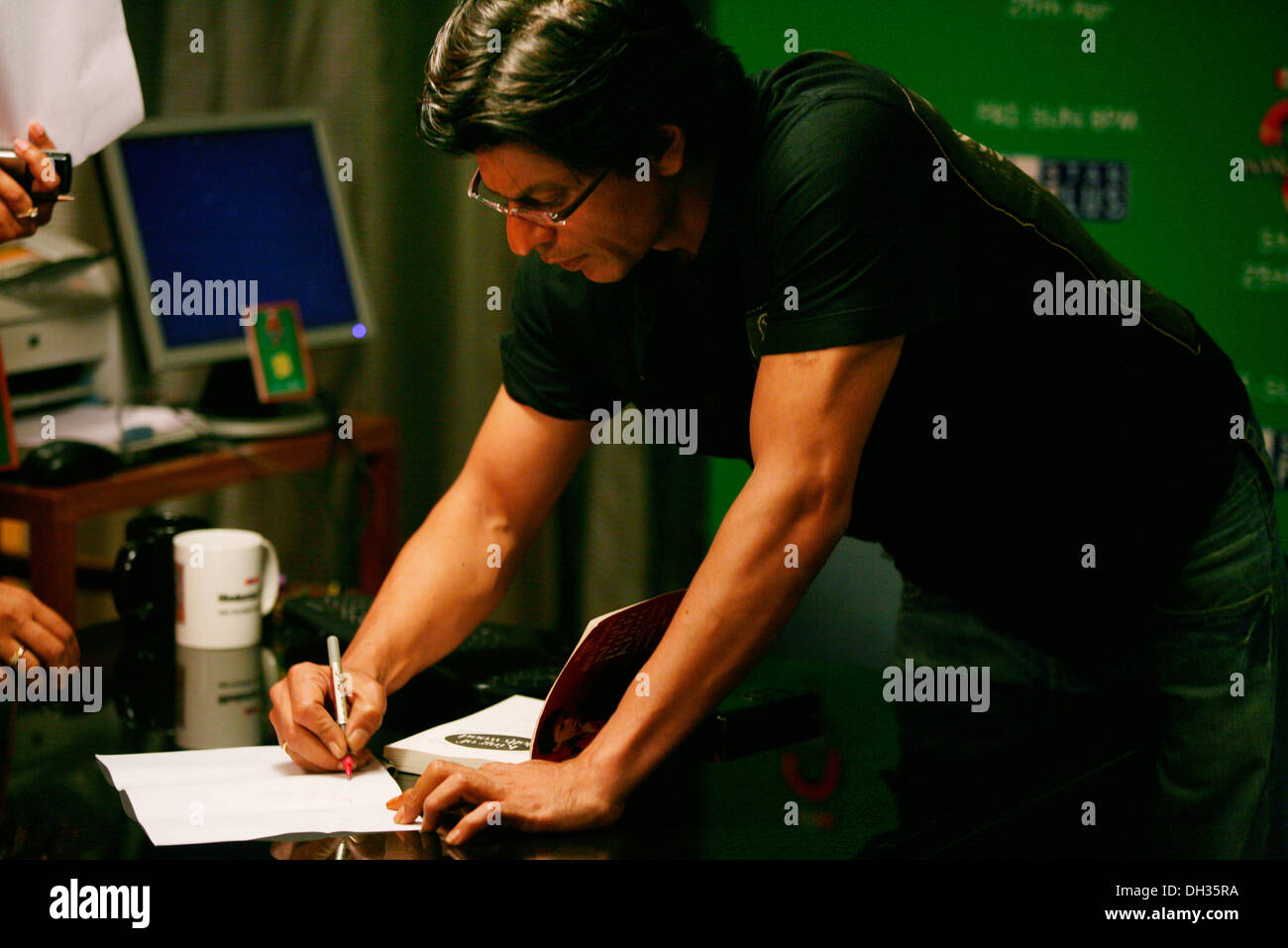 Bollywood actor shah rukh khan hi-res stock photography and images - Alamy