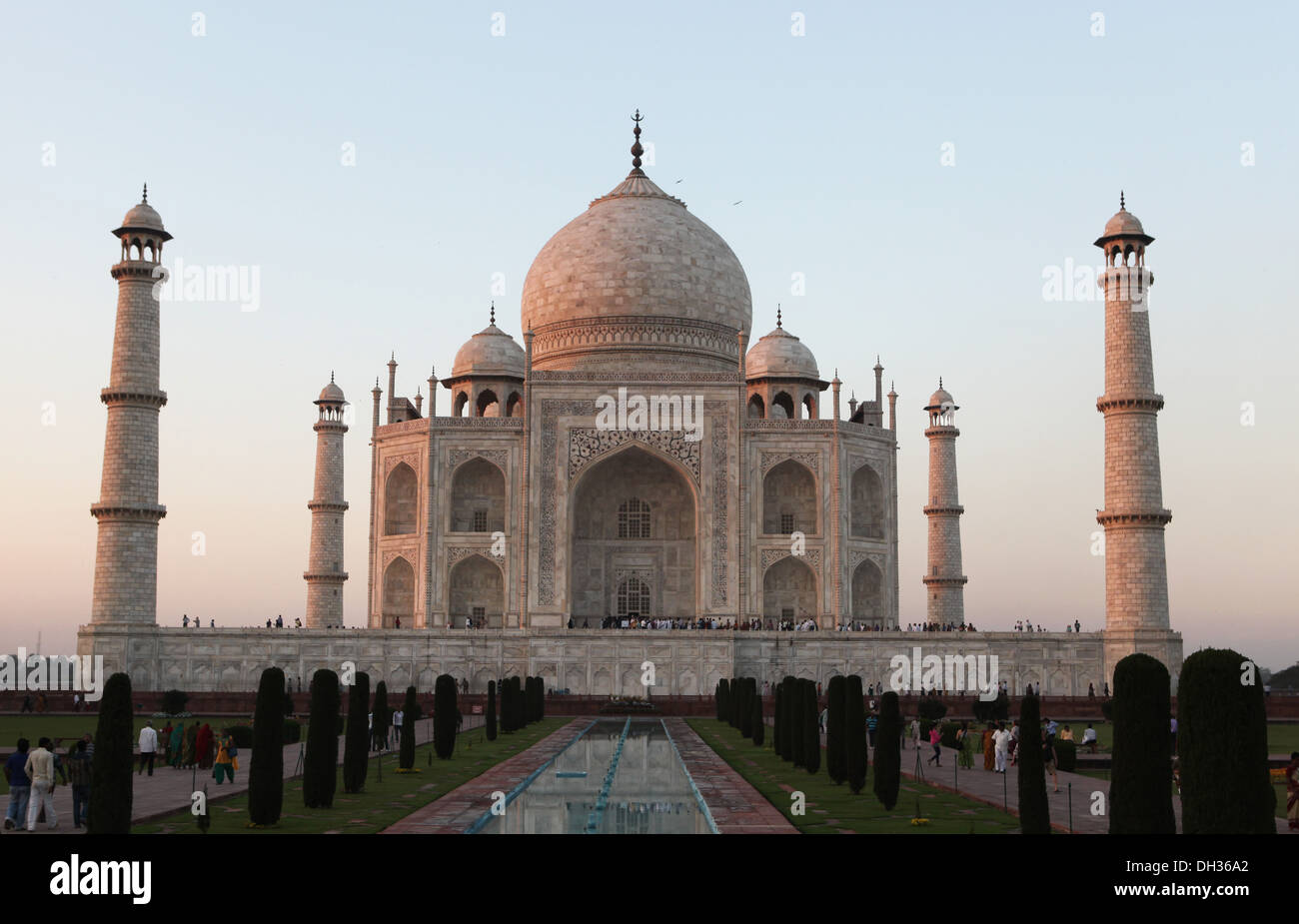 Side view taj mahal agra hi-res stock photography and images - Alamy