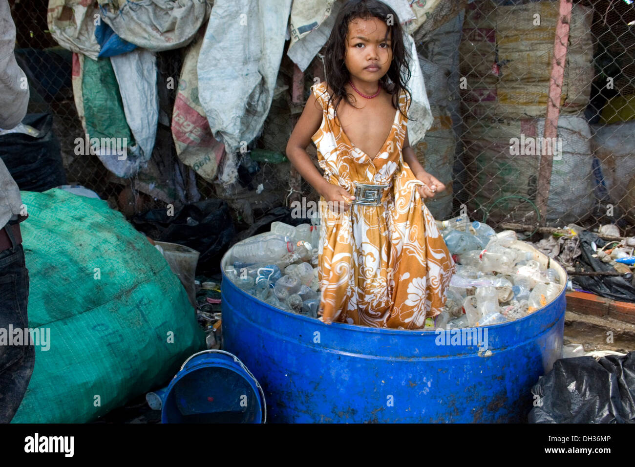 Girl in tub hi-res stock photography and images - Alamy