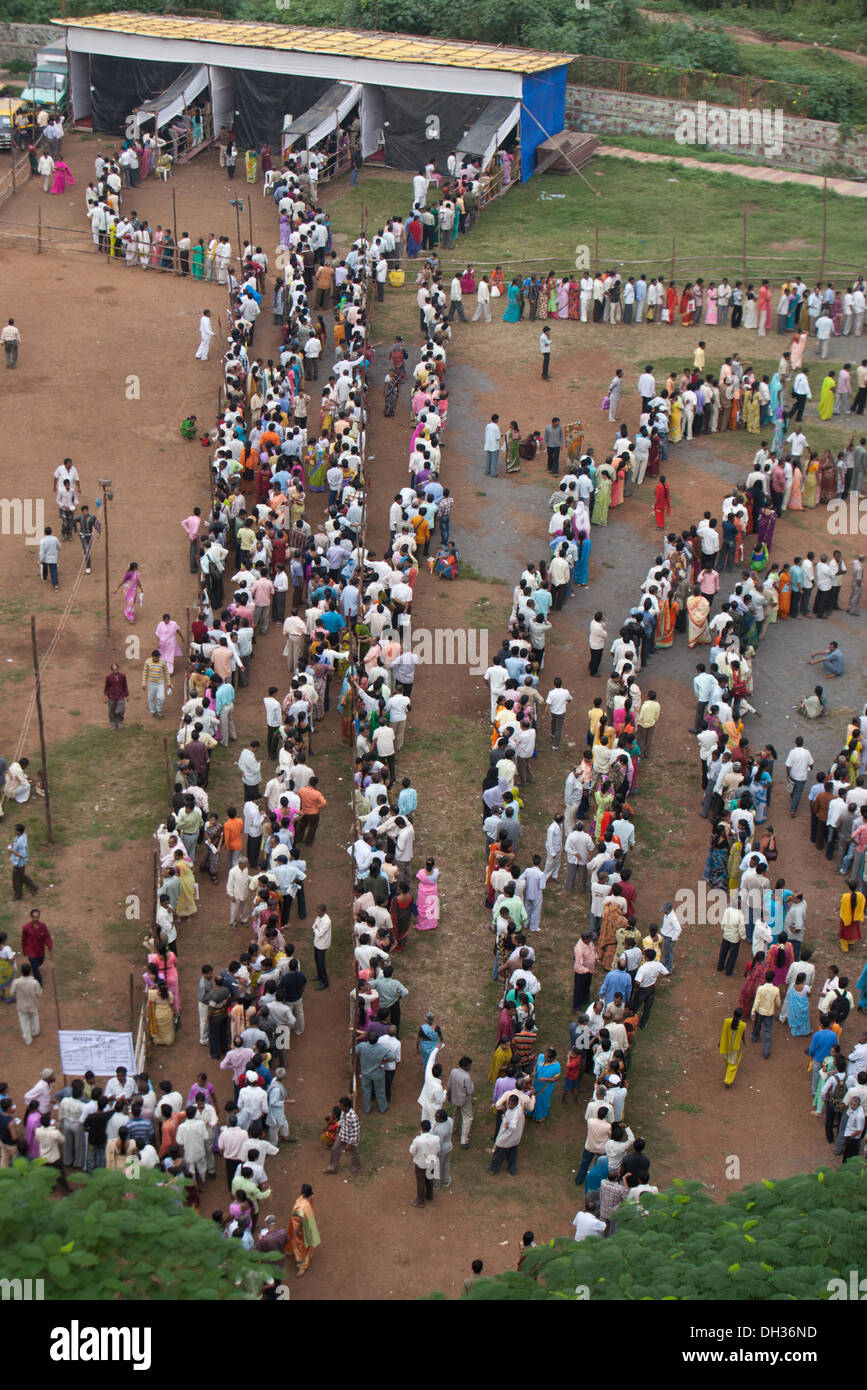 Queue voting in elections mumbai hi-res stock photography and images ...