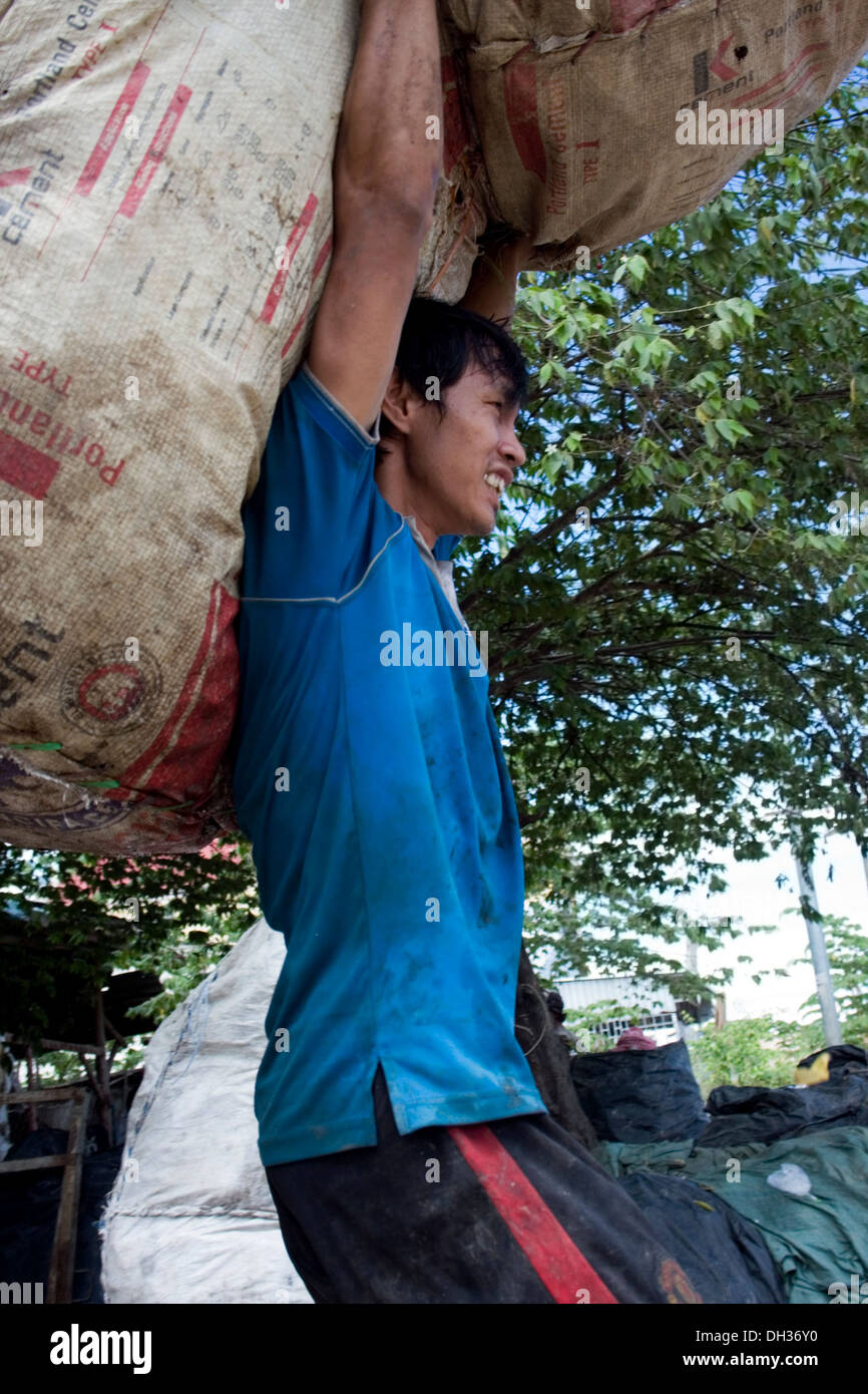 Man carrying heavy load hi-res stock photography and images - Alamy