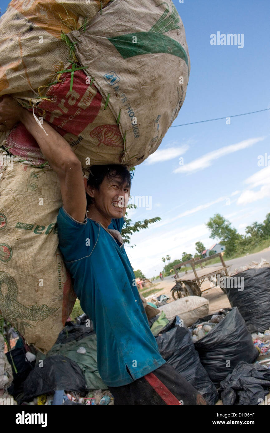 Man carrying heavy load hi-res stock photography and images - Alamy
