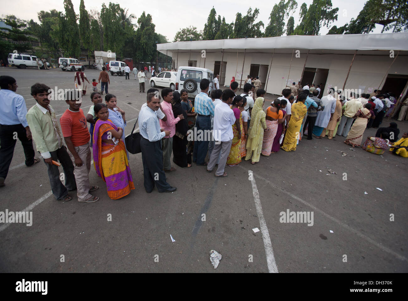 Queue voting in elections mumbai hi-res stock photography and images ...