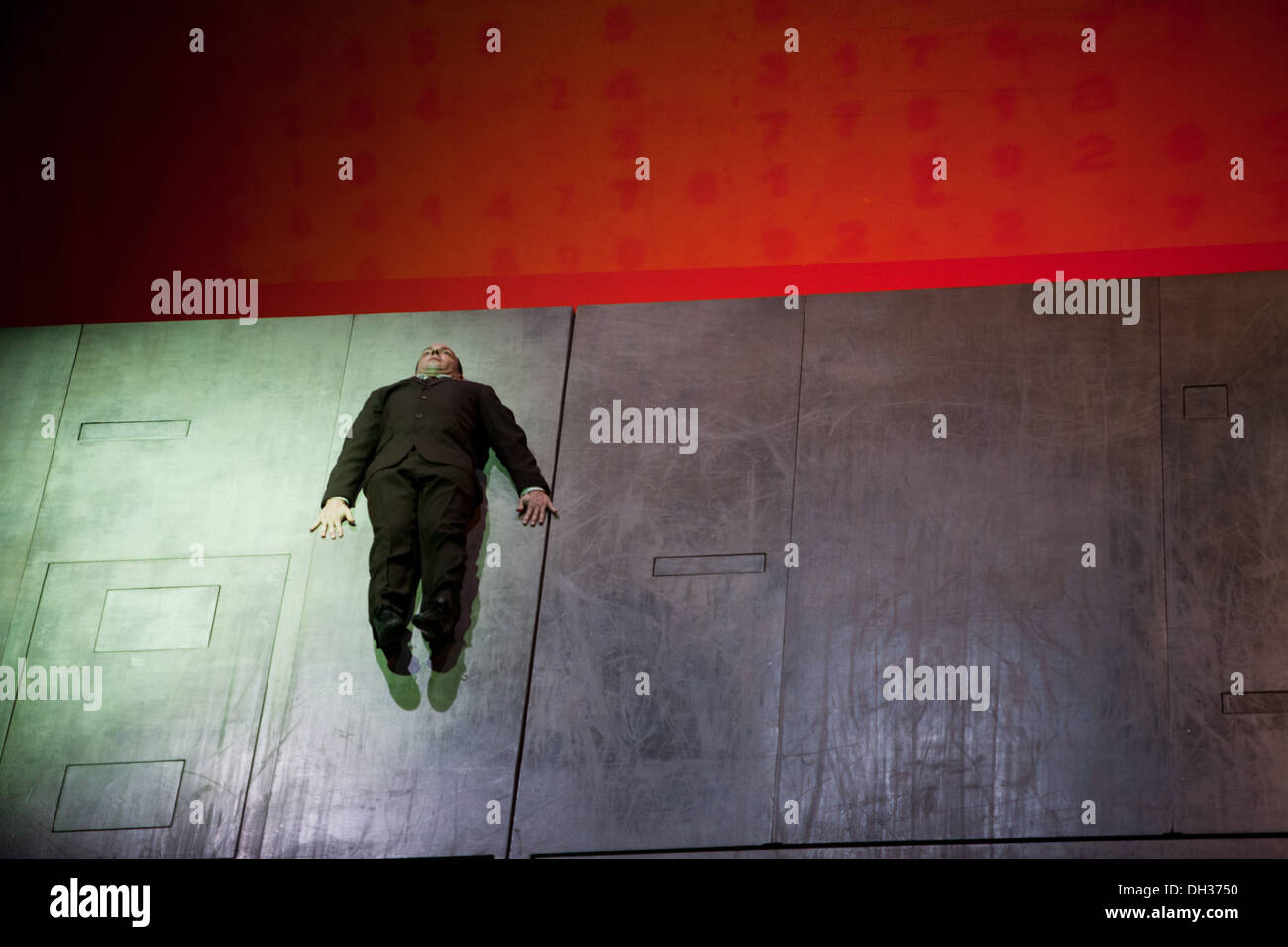 Acting on stage hi-res stock photography and images - Alamy