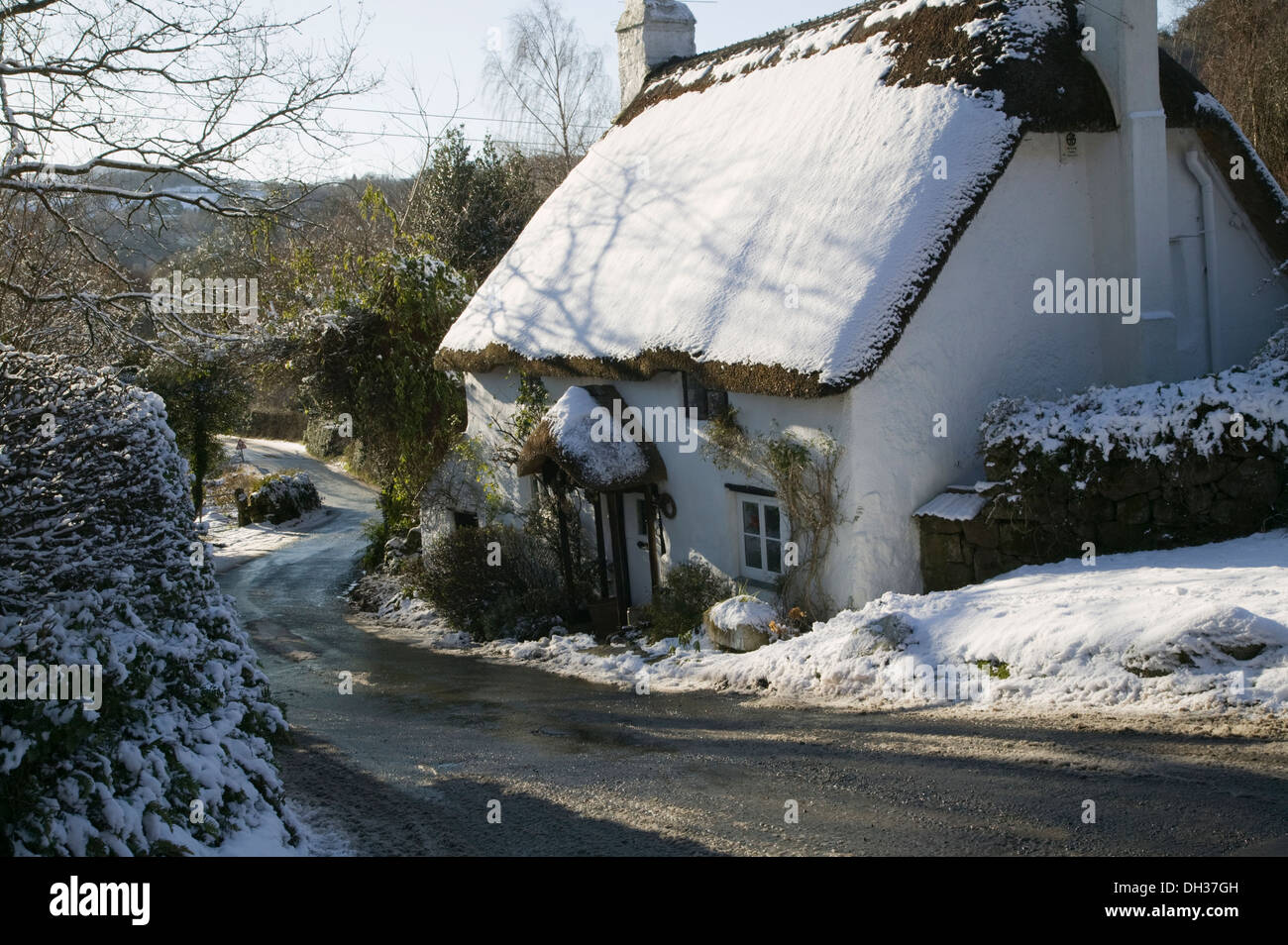 A thatched cottage in snowy conditions, Lustleigh, Dartmoor National ...