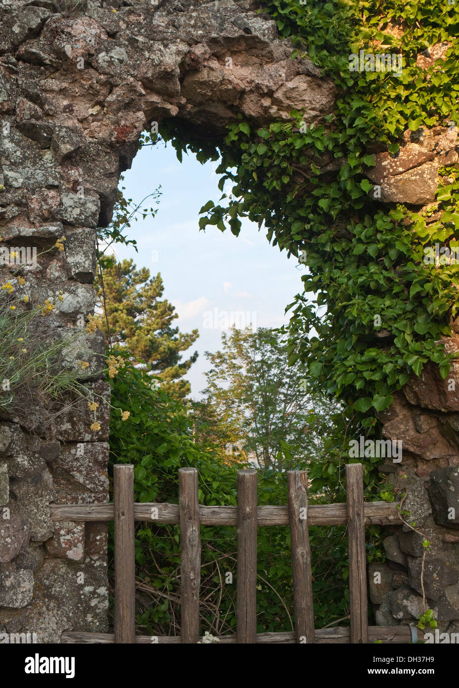 Crumbling rock walls hi-res stock photography and images - Alamy
