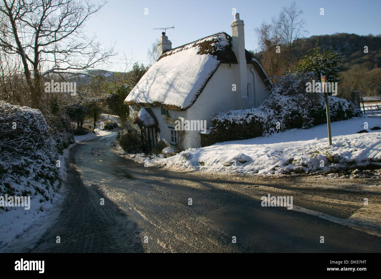 A thatched cottage in snowy conditions, Lustleigh, Dartmoor National ...