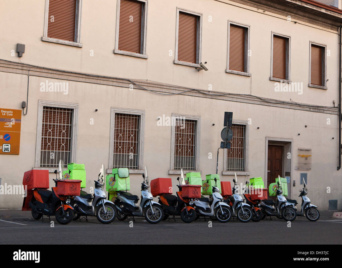 A colourful line up of mopeds on an Italian street Stock Photo - Alamy