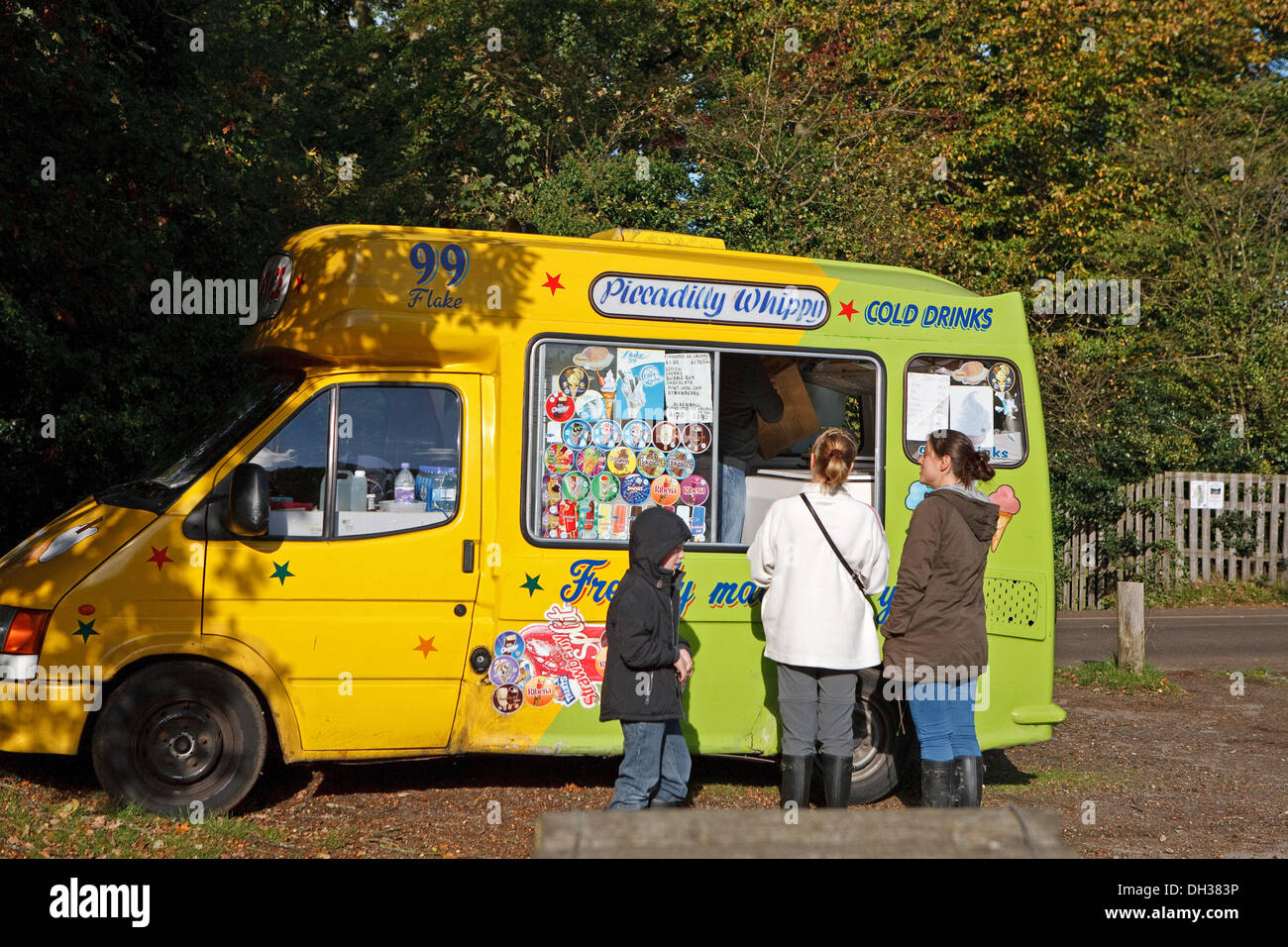 Keston, Kent, UK. 30th October 2013. A family buy an ice cream while ...