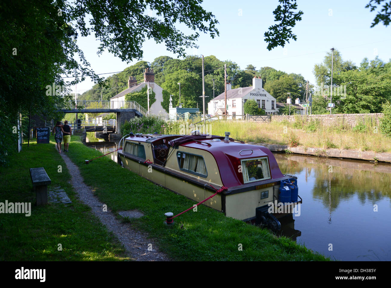 A stretch of the Macclesfield Canal in Cheshire south of Manchester ...