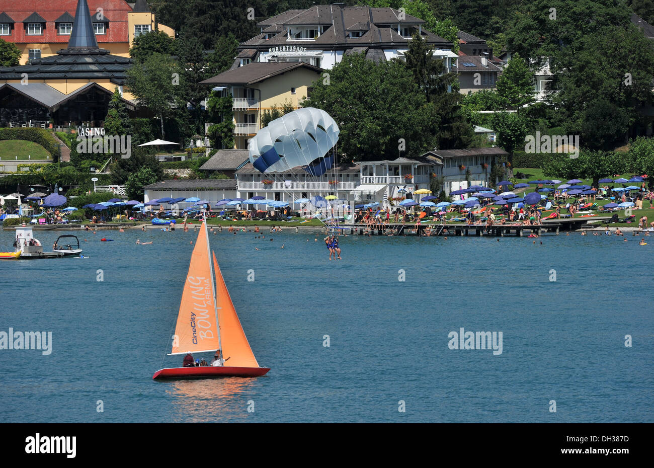 A view of the Lake of the popular holiday resort of Velden am ...