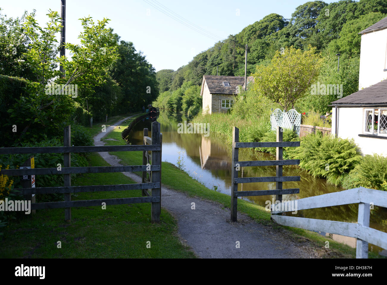 A stretch of the Macclesfield Canal in Cheshire south of Manchester ...
