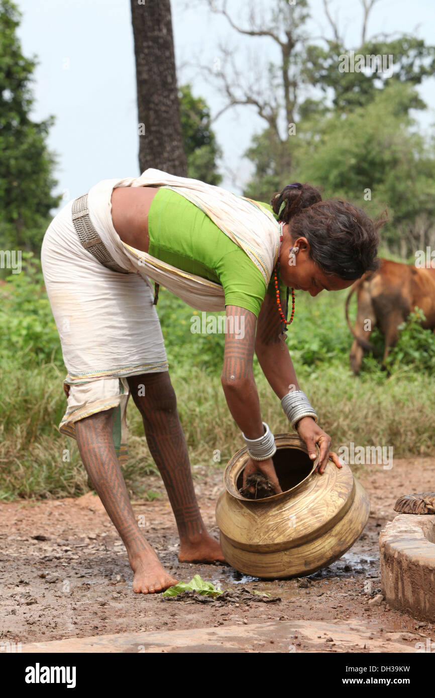 Tribal woman washing utensils. Baiga Tribe, Chada village, Madhya ...