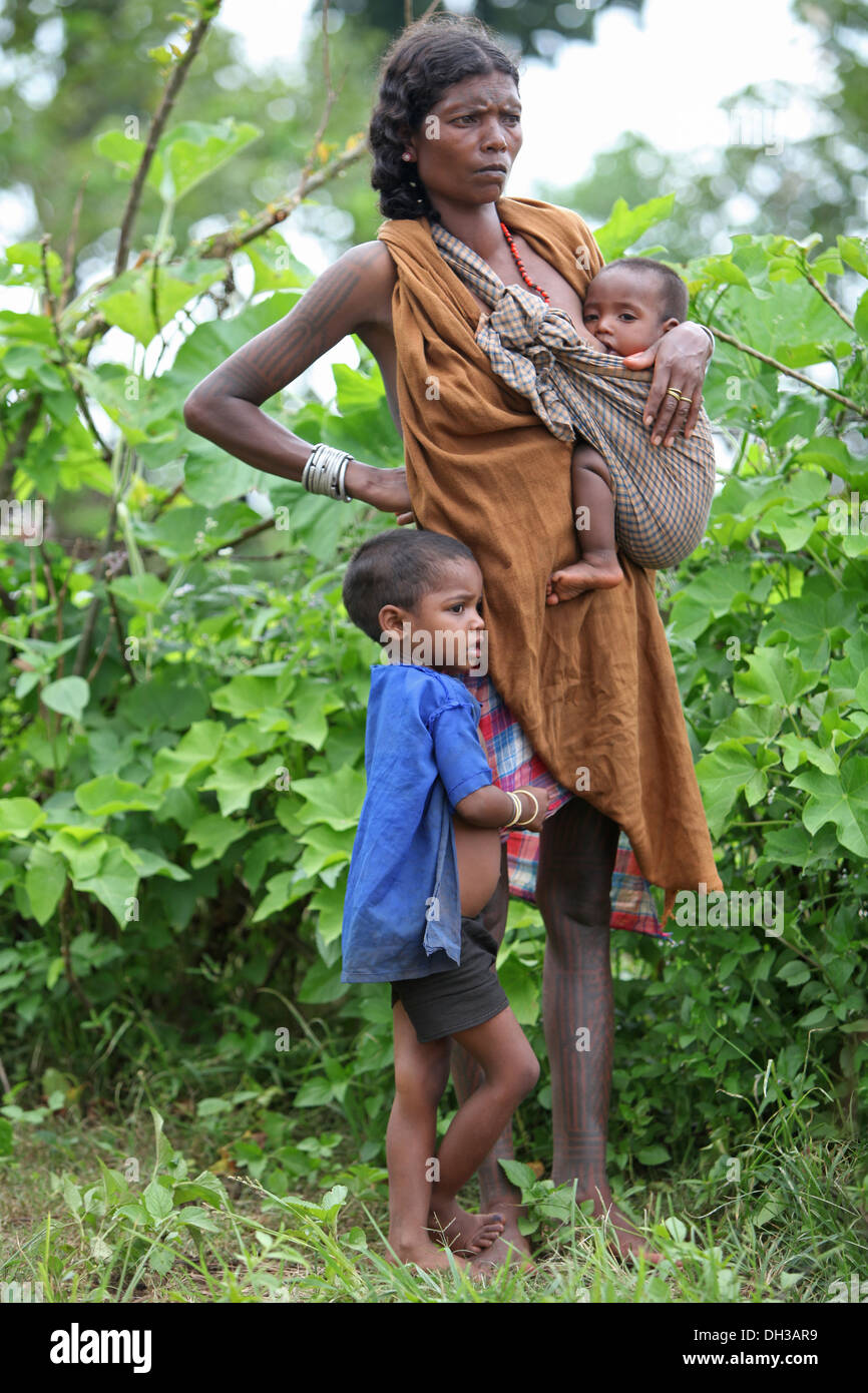 Mother & Children. Baiga Tribe, Chada village, Madhya Pradesh, India ...