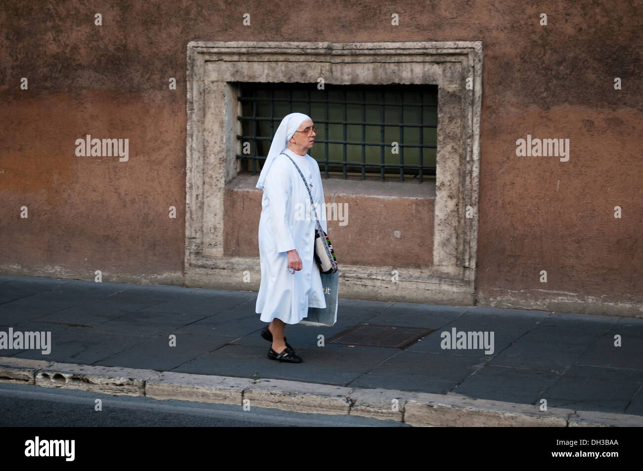 Catholic nun walking street rome hi-res stock photography and images ...