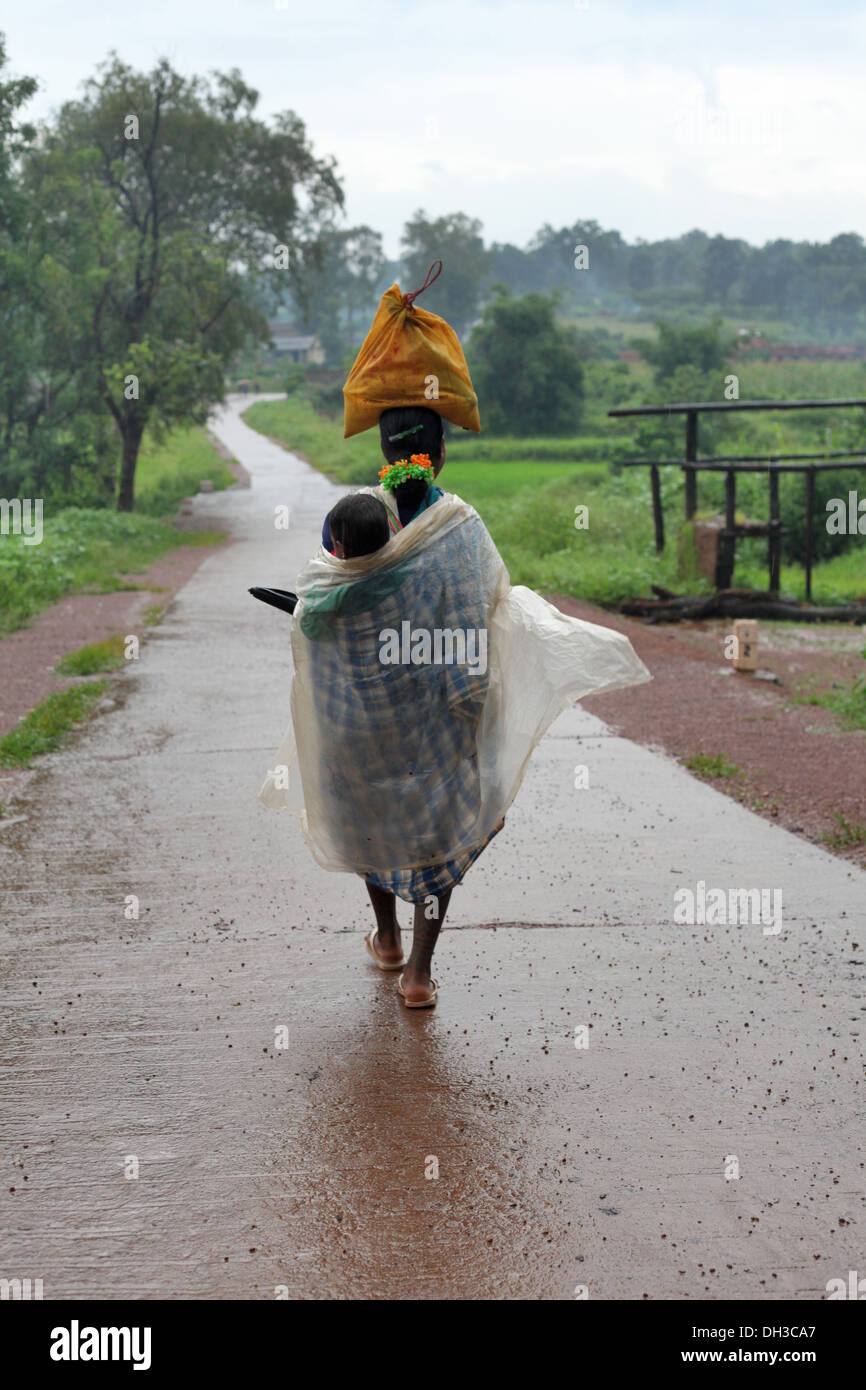 Mother & Child. Baiga Tribe, Chada village, Madhya Pradesh, India Stock ...