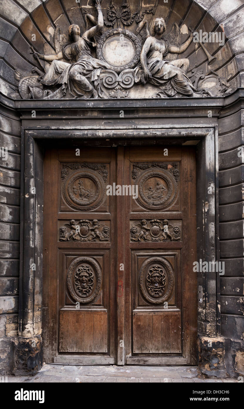 Carved wood gates hi-res stock photography and images - Alamy