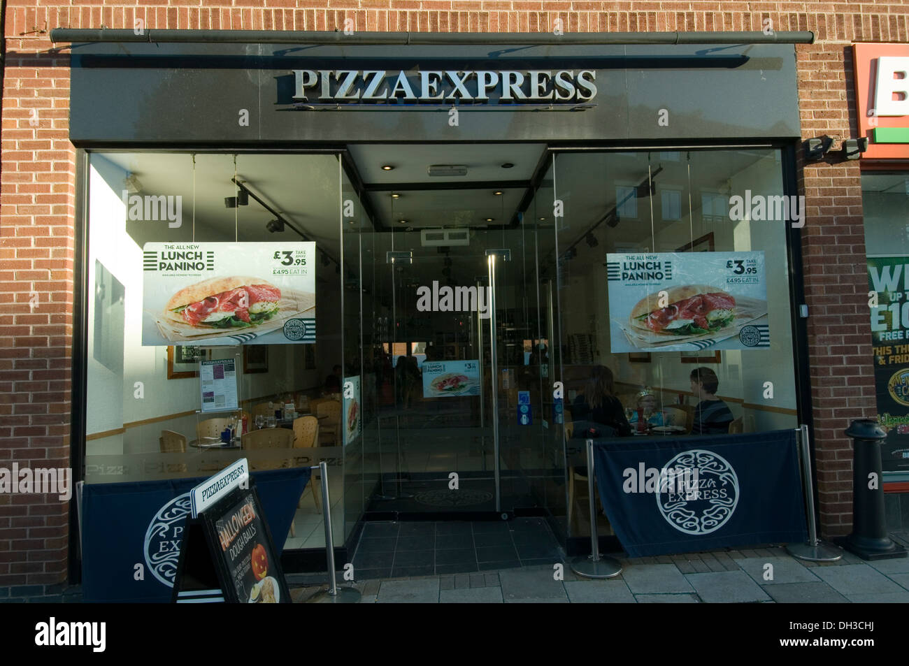 Pizza food outlet hi-res stock photography and images - Alamy
