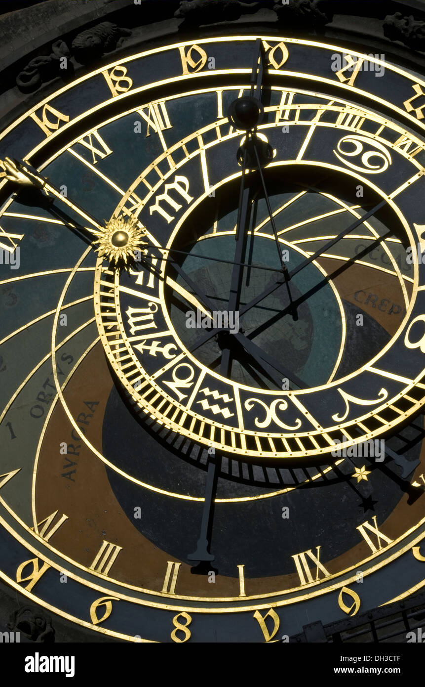 17th century clock mechanism hi-res stock photography and images - Alamy