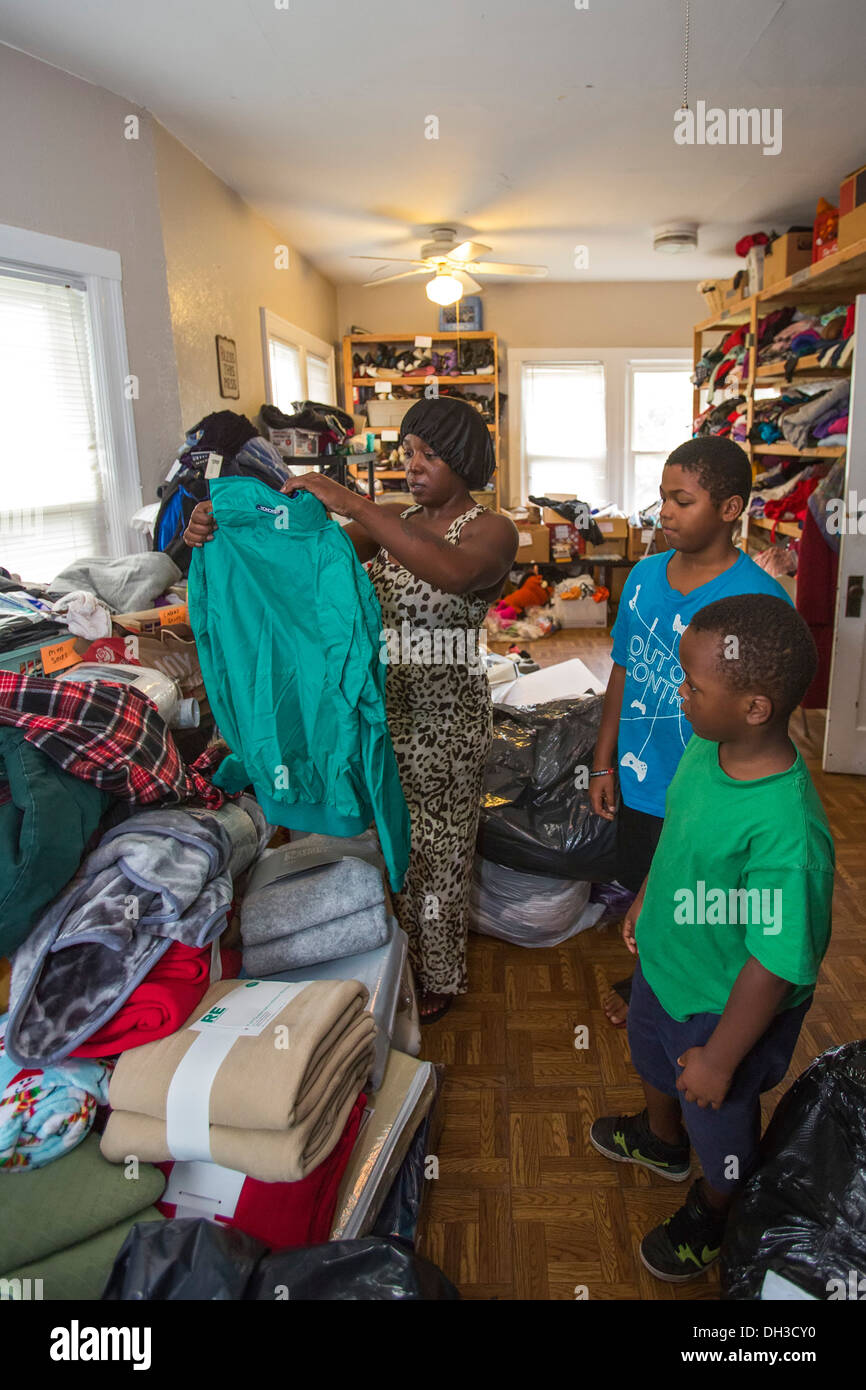 Poverty family hi-res stock photography and images - Alamy