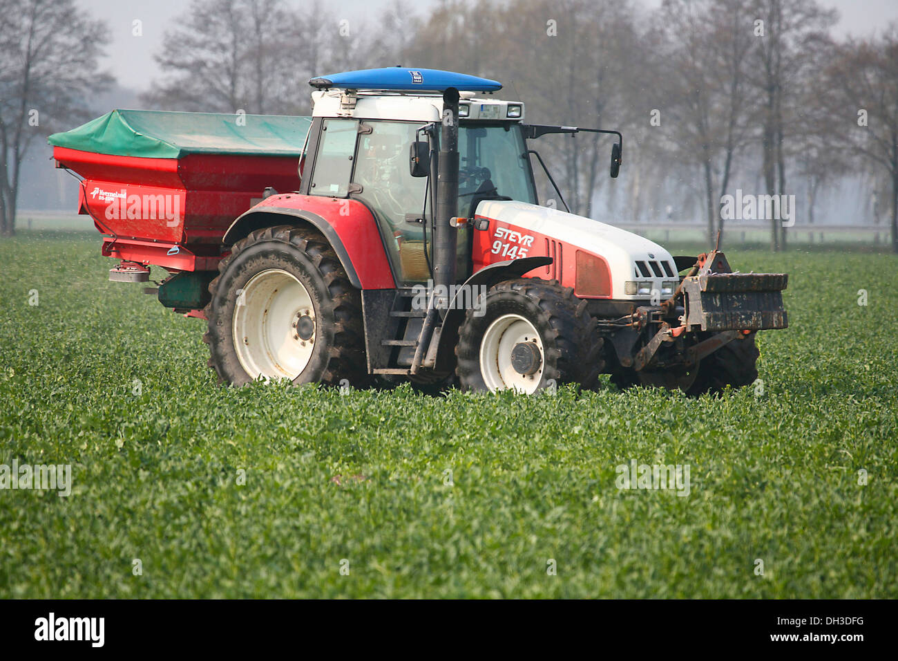 Fertilizer spreader hi-res stock photography and images - Alamy
