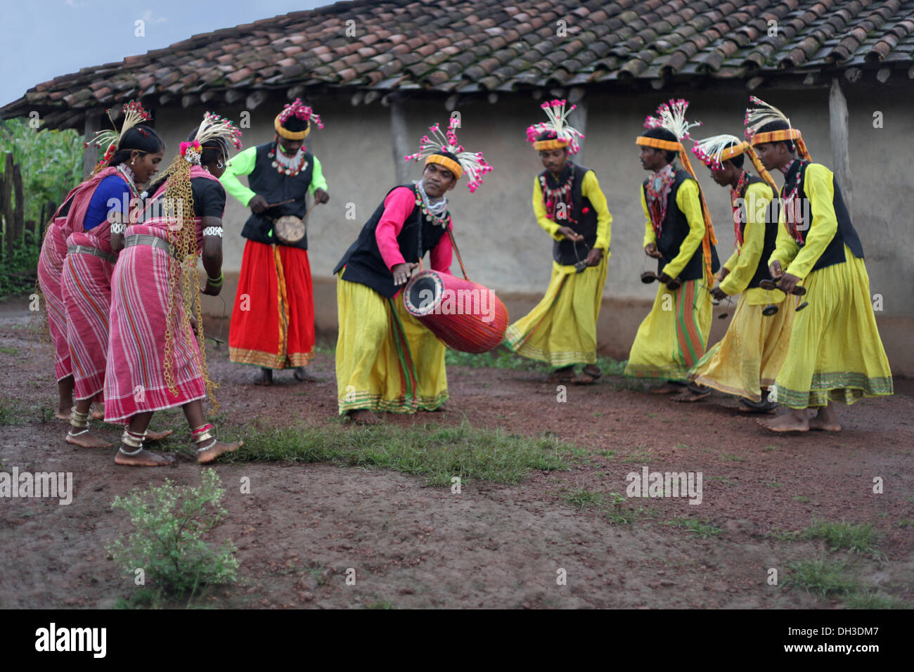 Tribal dance hi-res stock photography and images - Alamy