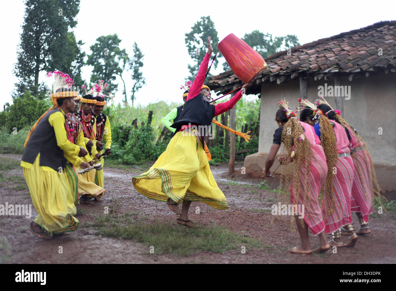 Tribal dance baiga tribe chada hi-res stock photography and images - Alamy