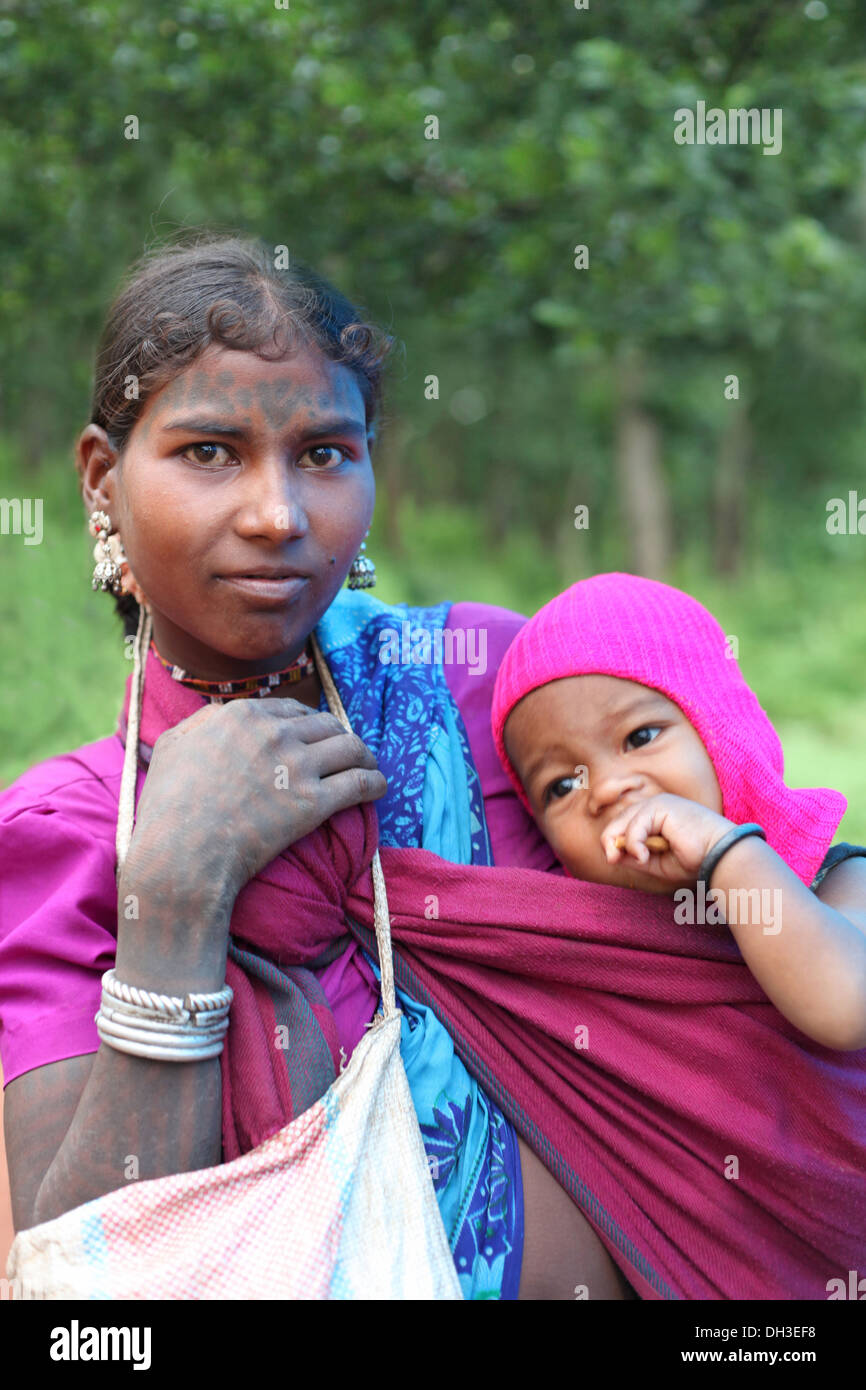 Mother and Child. Baiga Tribe, Chada village, Madhya Pradesh, India ...